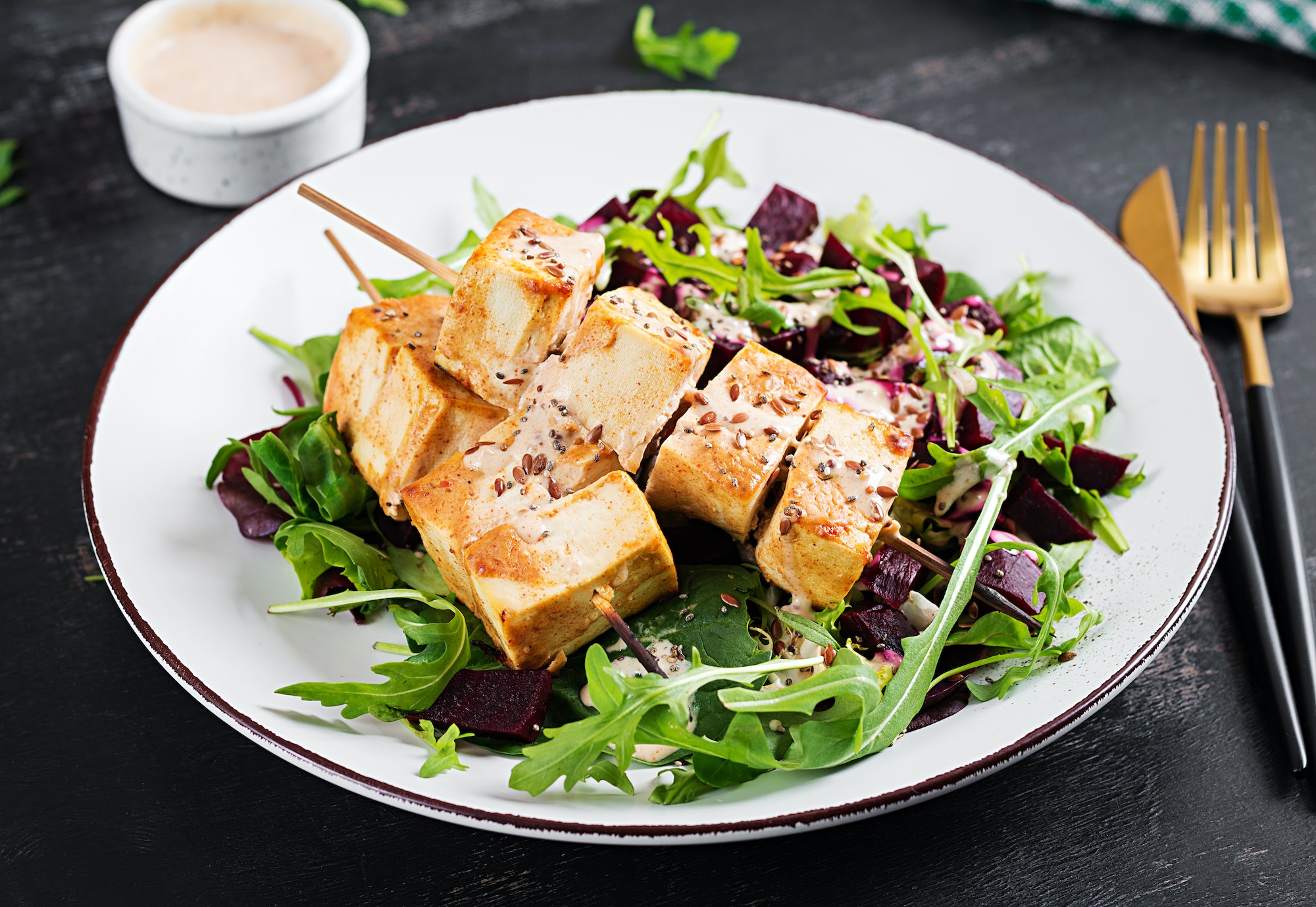 Brochettes de tofu grillé et légumes frais: savoureuse sauce épicée incluse