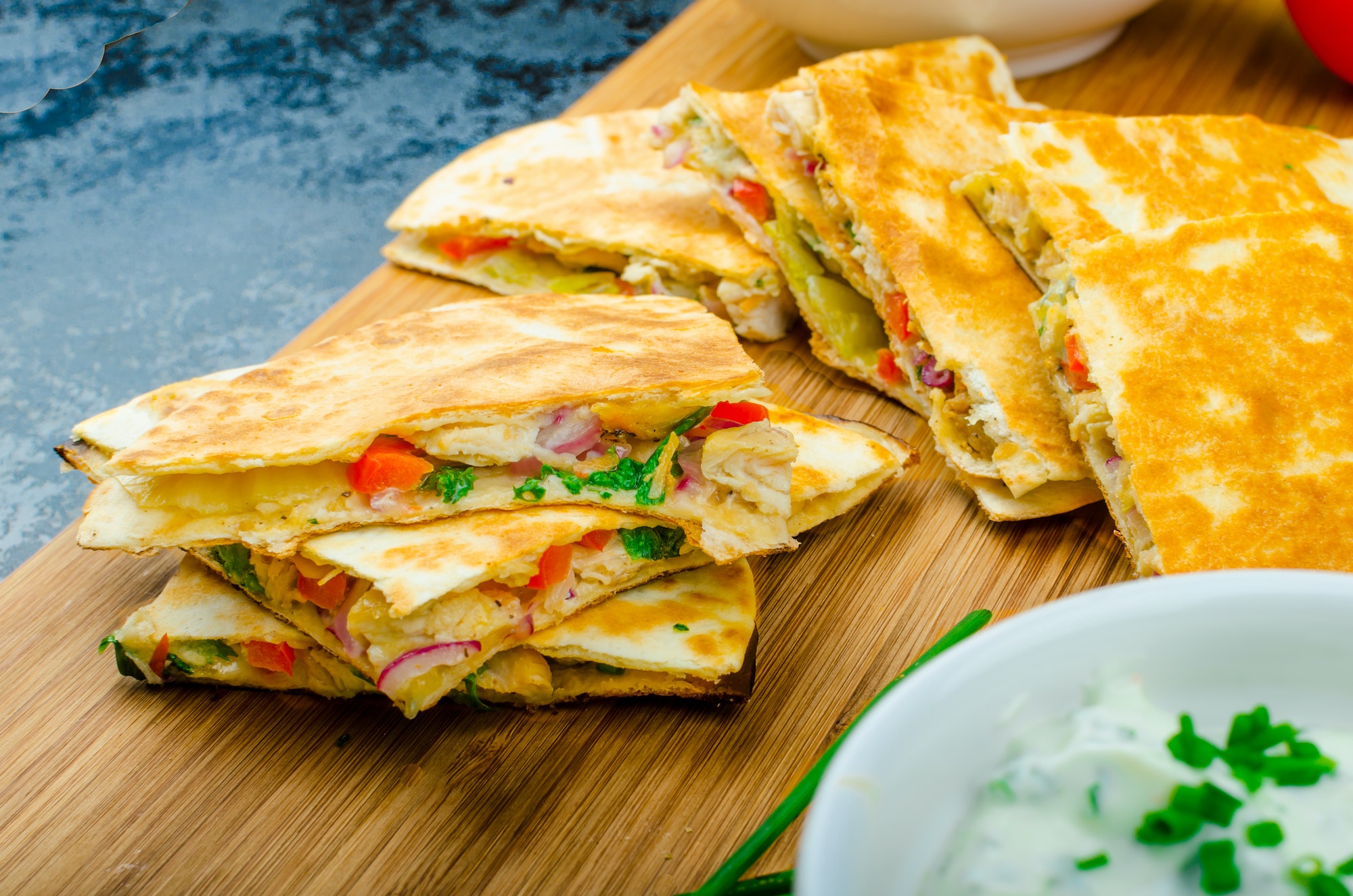 Délicieuses quesadillas: du fromage fondu, des légumes frais et des ...